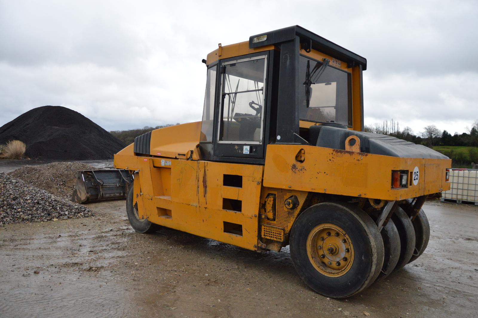 compacteur pneumatique caterpillar PS300B d'occasion